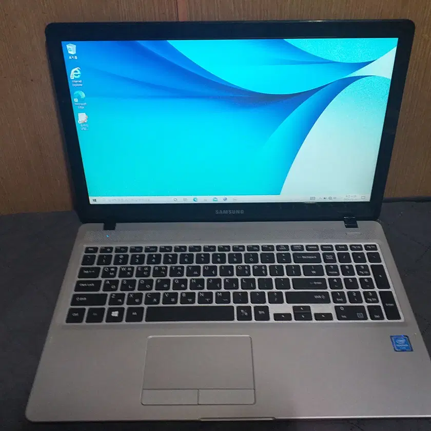 SAMSUNG | 삼성 Samsung NT500R5H i3-5005 15-inch laptop on Bunjang Global Site.