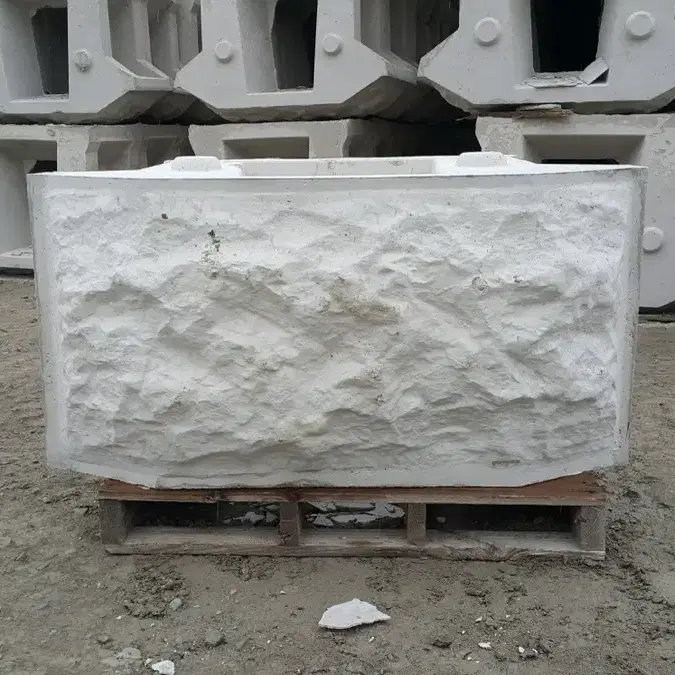 21 used molds for producing concrete retaining wall blocks bulk on ...