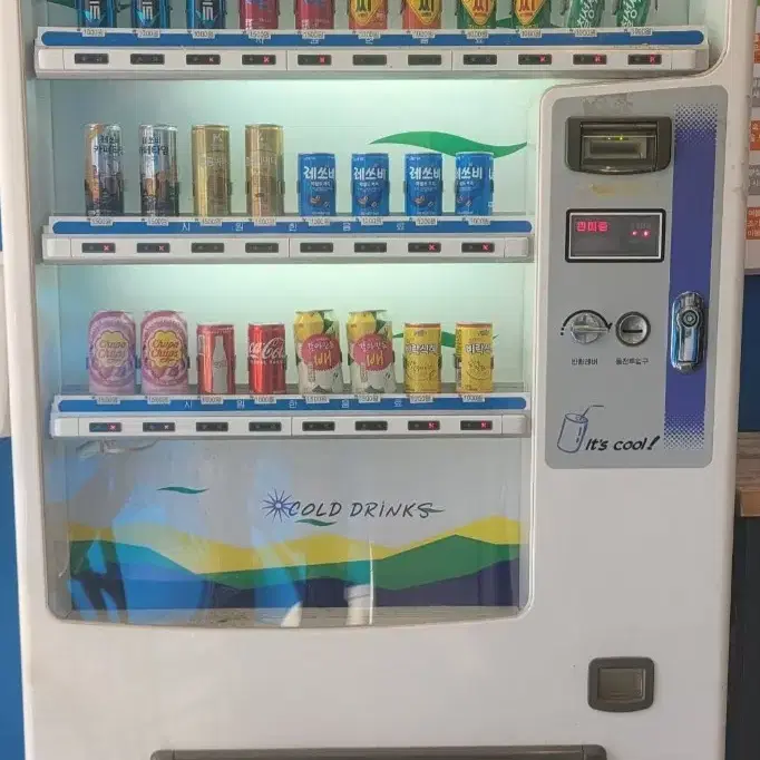 Old coffee vending machines, antique props, retro props, vintage items ...