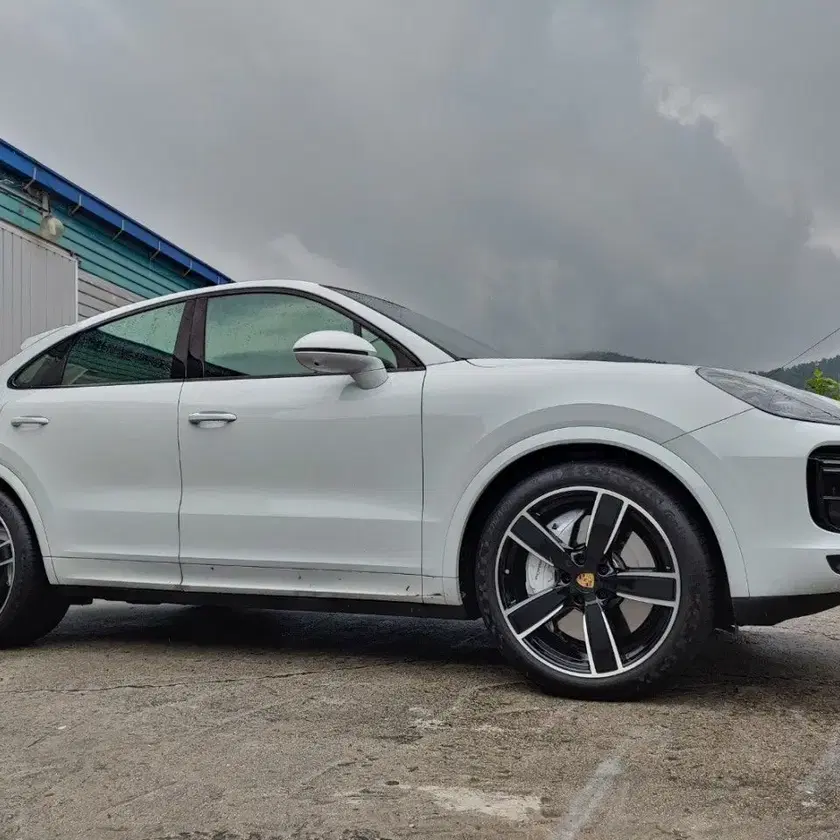 One set of 22-inch genuine Porsche New Cayenne Sport Classic tires on ...