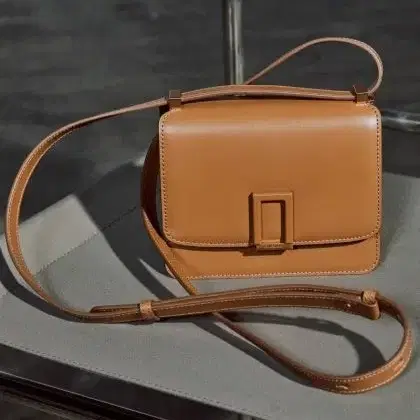 COURONNE | 쿠론 Kuron Tiana Crossbody Bag New in Camel RCBRX19611 #쿠론,#쿠론 ...