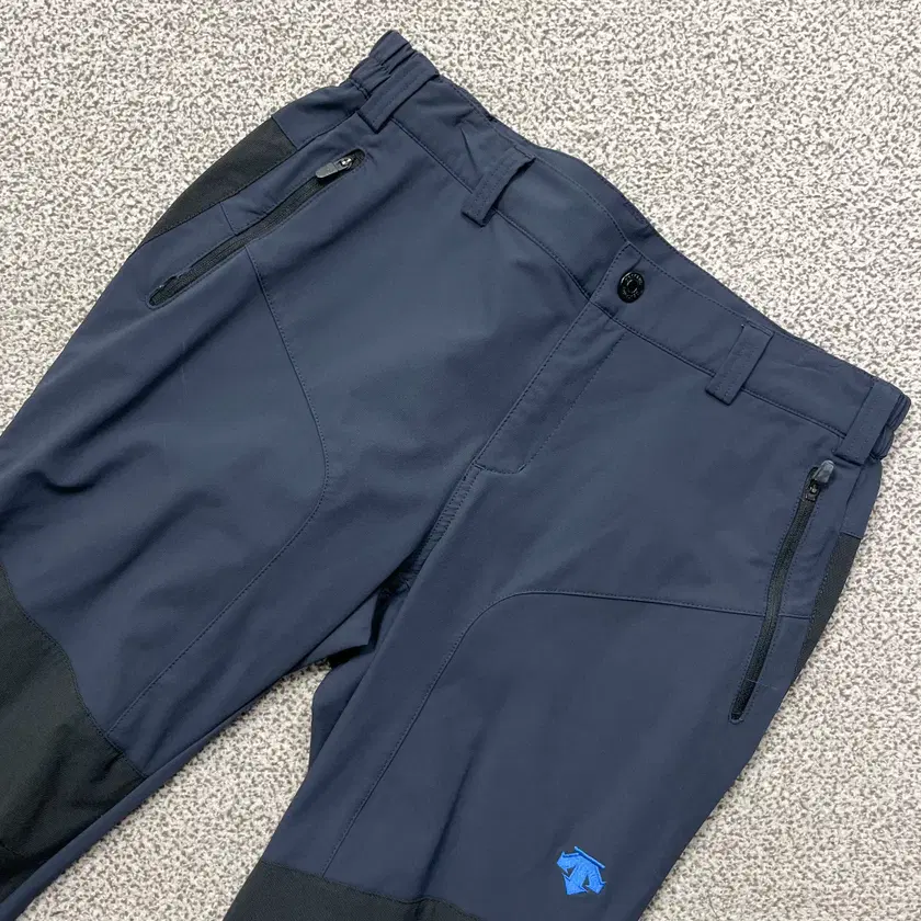 DESCENTE | 데상트 Descent Navy Dual-Leather San Pants 29 .241207 #데상트,#네이비,#듀얼리스,#등산,#바지 on Bunjang ...