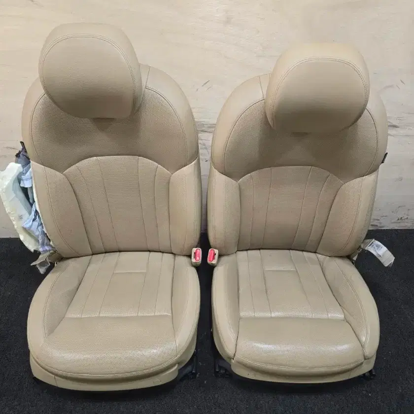 GENESIS | 제네시스 GENESIS DH Beige interior sold inOpposed configuration1 ...