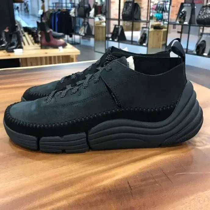 CLARKS | 클락스 Clarks Men's Sneakers Black EU41.5(270 for sneakers) New on Bunjang Global Site.