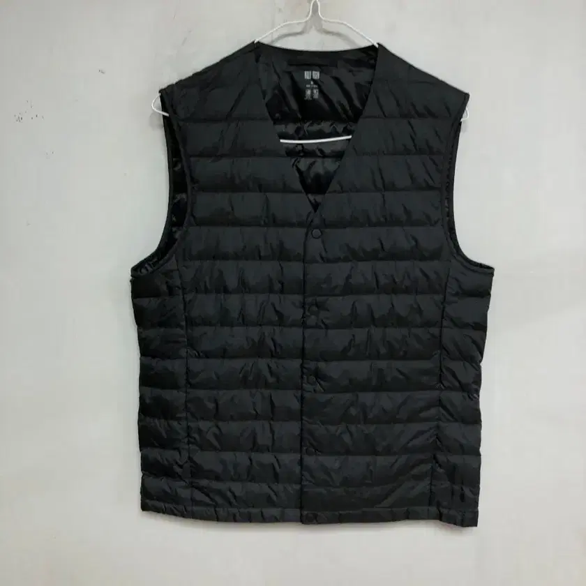 UNIQLO | 유니클로 UNIQLO Men's Lightweight Down Vest 95M@9914 #남조끼 on Bunjang Global Site.