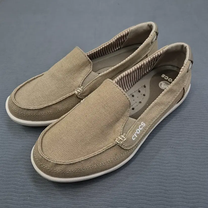 CROCS | 크록스 Not wearing Crocs canvas loafers #크록스245,#크록스로퍼,#크록스캔버스로퍼,#크록스여성245 on Bunjang ...