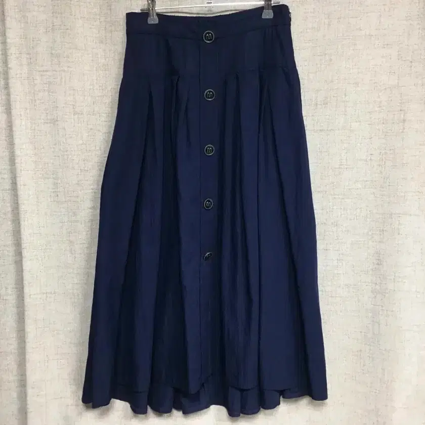 MINE | 마인 MINE Mine Button Pin-tuck Flare Skirt 26 on Bunjang Global Site.