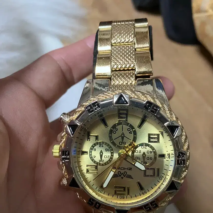 We sell gold watches on Bunjang Global Site.