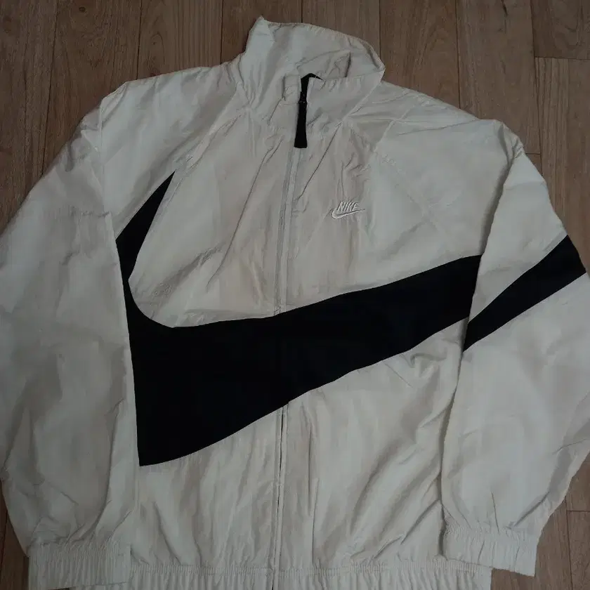 NIKE | 나이키 Nike Big Swish Lightweight Windbreaker 100 on Bunjang Global ...