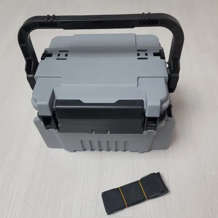 Multi-purpose tackle box Fishing box Baby squid bait storage Saltwater fishing Freshwater on ...