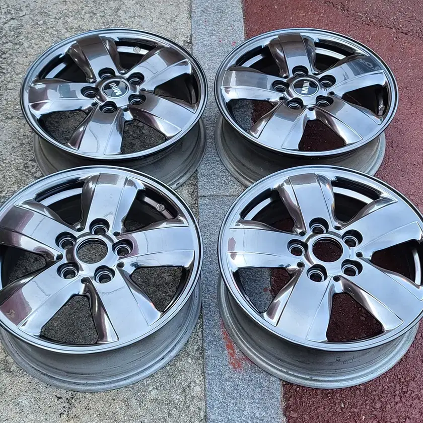 Mini Cooper Chrome 15-inch genuine wheels sold separately for 350,000 ...