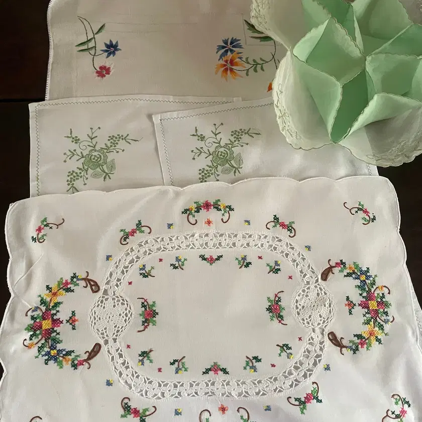 Six types of handmade embroidered mats from the UK. on Bunjang Global Site.