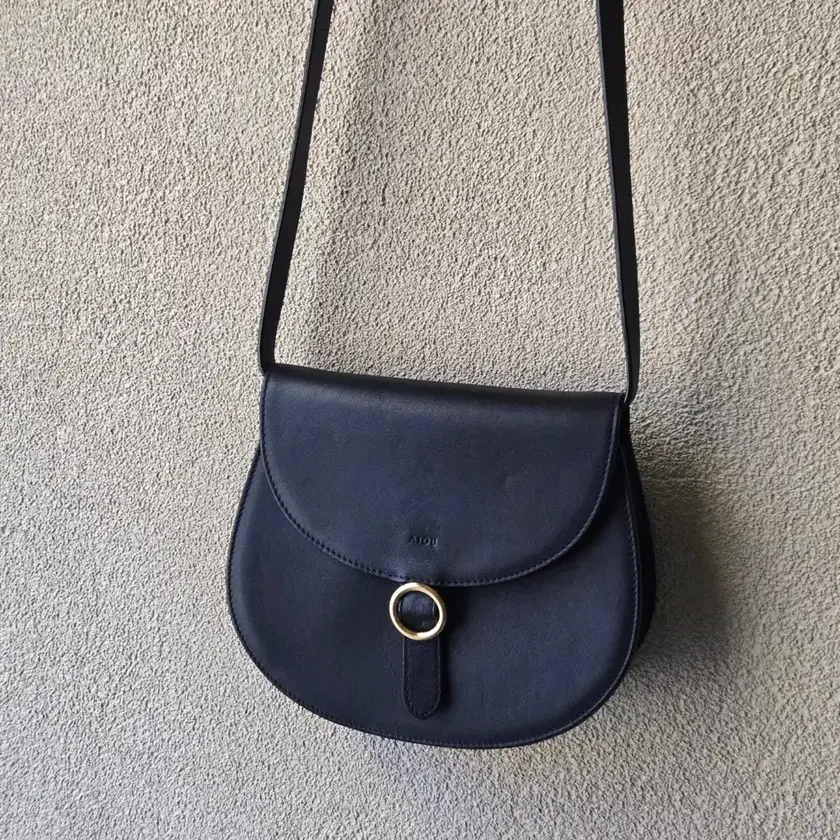 Anne & IOU Cowhide Bag #앤드아이오유 on Bunjang Global Site.