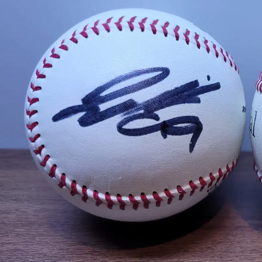 Signature ball of Ryu Hyunjin on Bunjang Global Site.