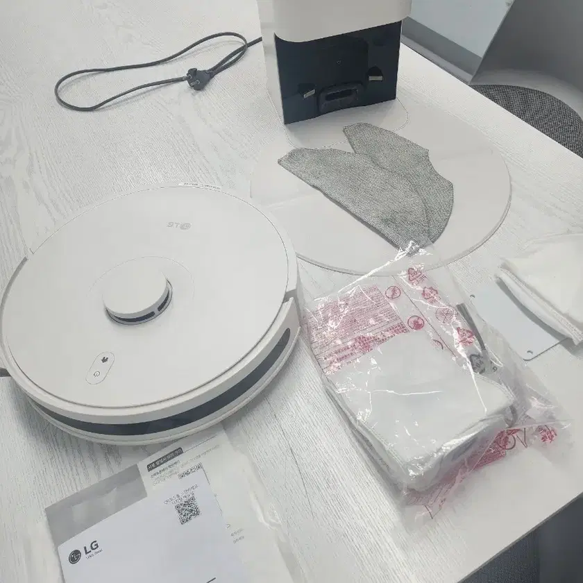 LG | LG전자 LG Cord Zero M5 Robot Vacuum Cleaner with Water and Dry ...