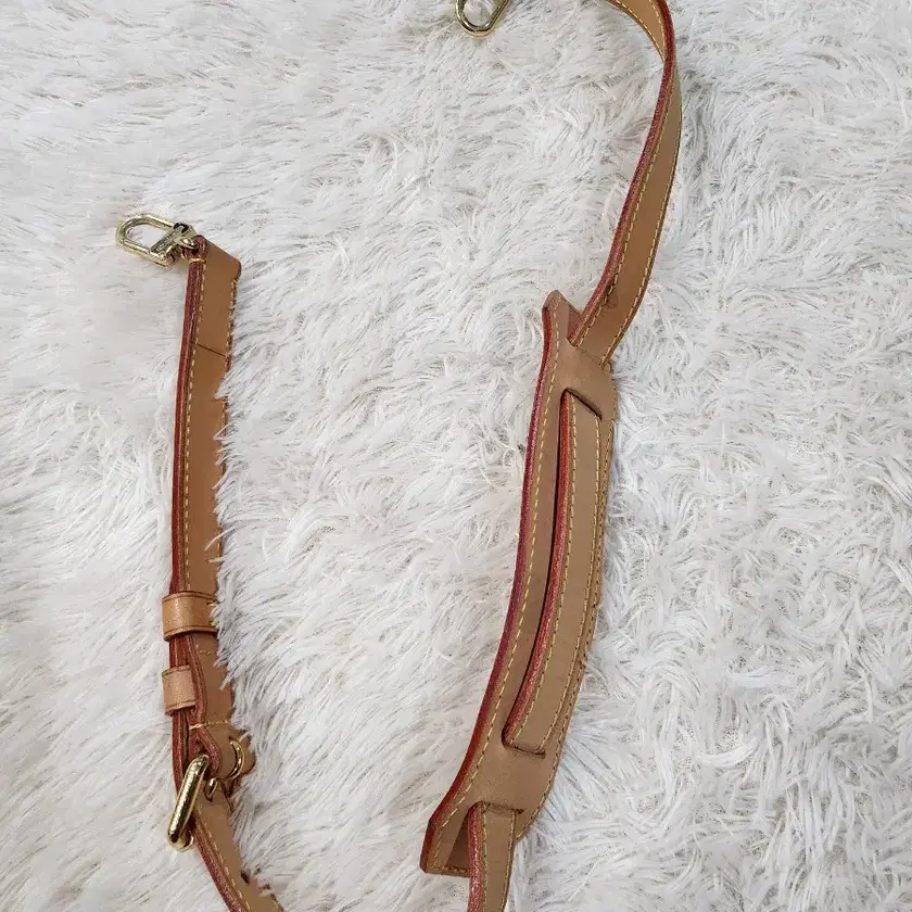 LOUIS VUITTON | 루이비통 Lewy Bintong Shoulder Strap on Bunjang Global Site.