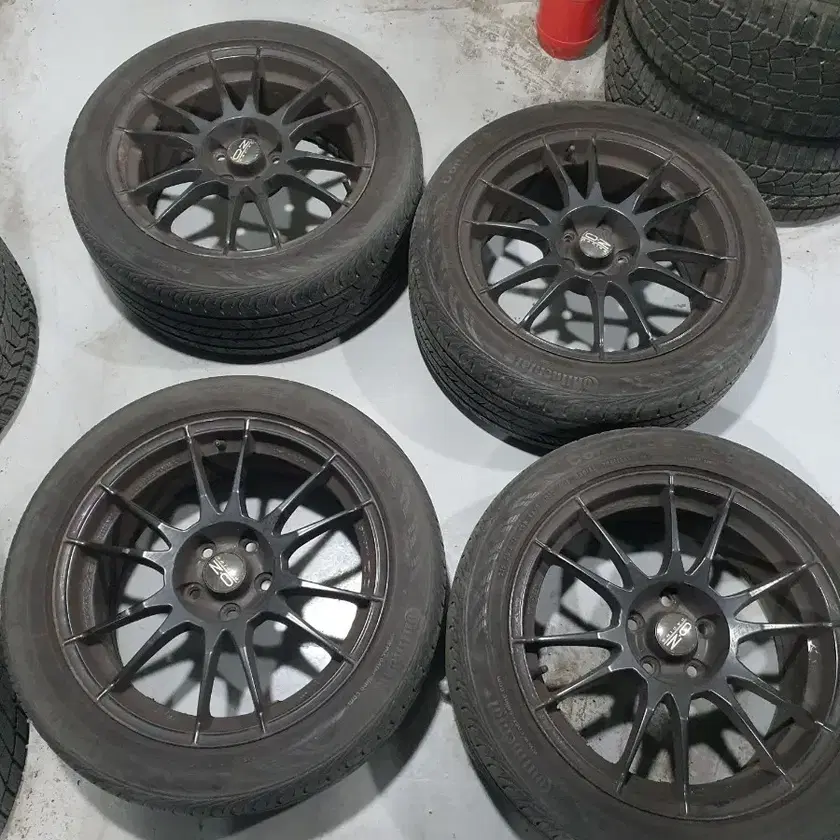 We are selling genuine OZ Ultra Regula (PCD 108) 17-inch black wheels ...