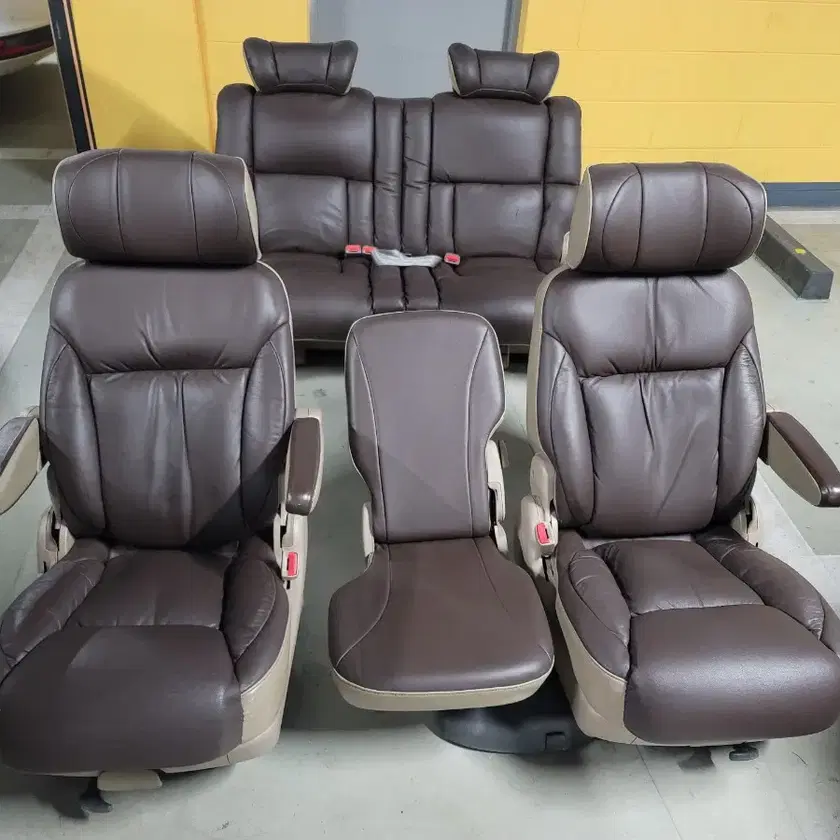 Grand Carnival 2nd and 4th row limousine seats (2nd row swivel seats ...
