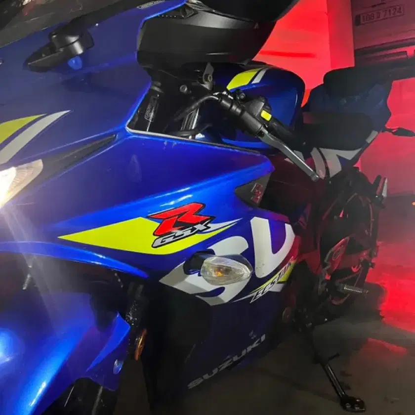 Suzuki GSXR125 , GSX-R 125 Hongjin Helmet Included on Bunjang Global Site.