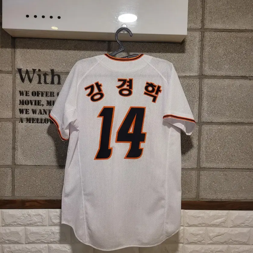 Hanwha Eagles Kang Kyung-hak marked uniform 95 on Bunjang Global Site.
