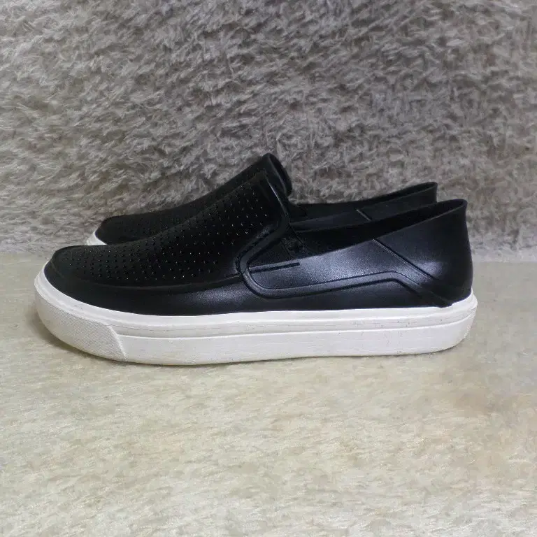 CROCS | 크록스 Crocs slip-ons, size 250, used on Bunjang Global Site.