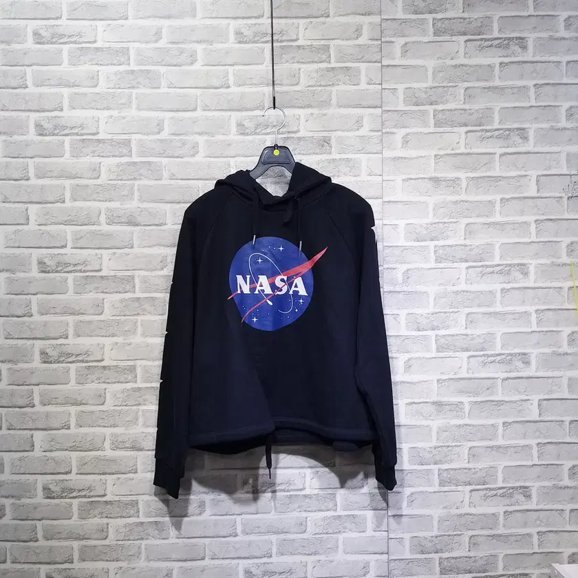 H300 Black and Green Color Block Onepiece 77 on Bunjang Global Site.