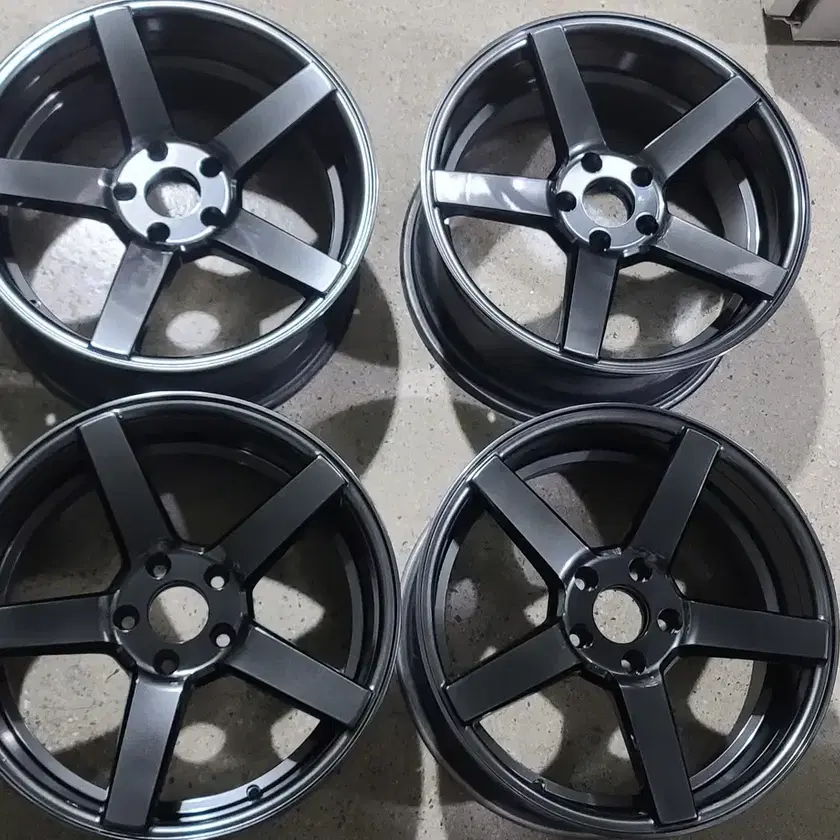 Avid CV3 Ghost Chrome 18-inch aftermarket wheels sell for 200,000 KRW with trade-in on Bunjang ...