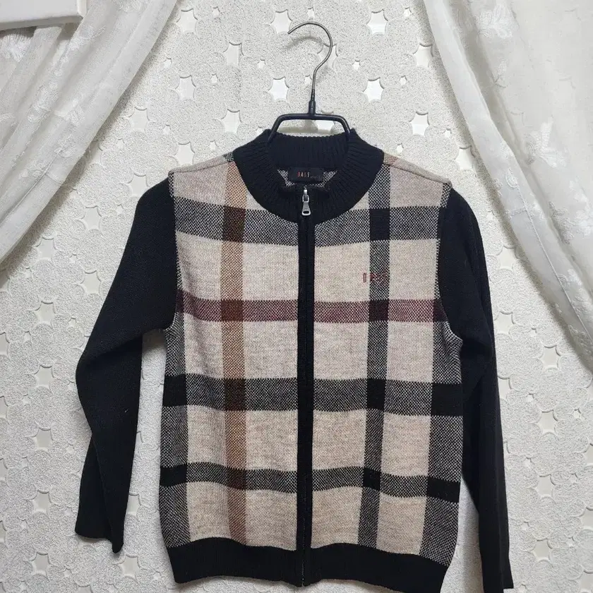 Daks knit zip-up kids size 130 9y #닥스130,#닥스130사이즈,#닥스9y,#닥스니트,#닥스가디건 on Bunjang Global Site.