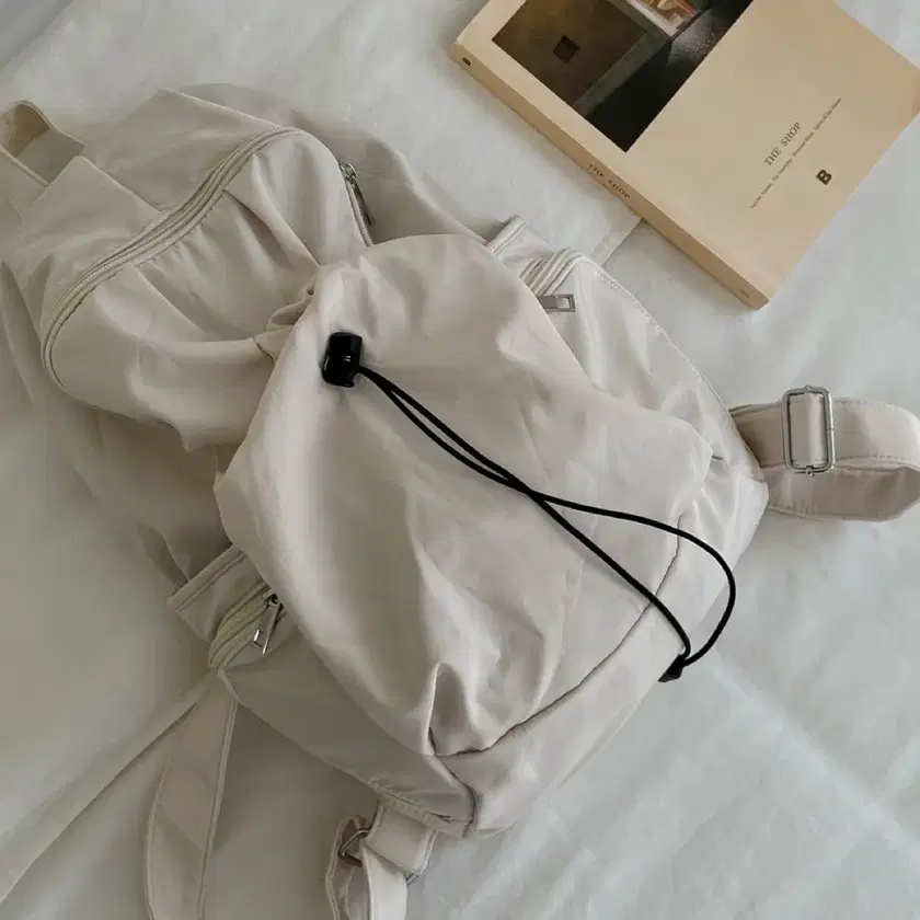 Vinylo Tumbler String Casual Backpack (Ivory) on Bunjang Global Site.