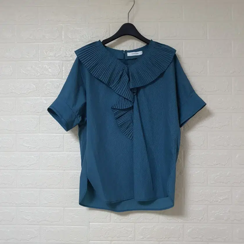 IZZAT BABA Pleated Frill Blouse, Size 55 on Bunjang Global Site.