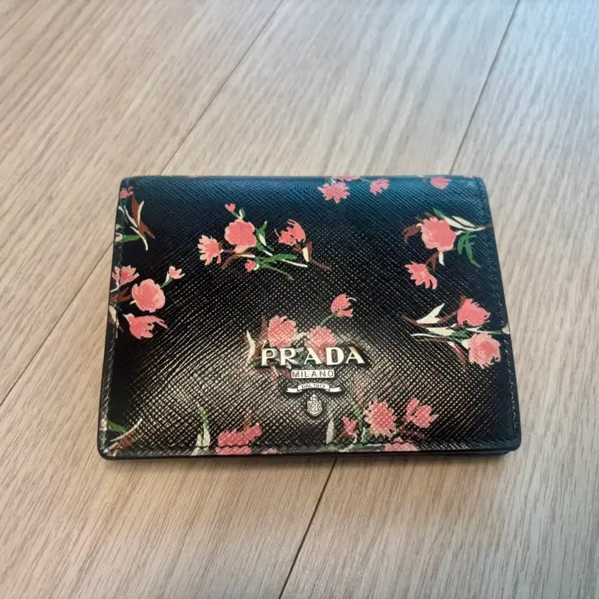 PRADA | 프라다 Prada Flower Print Bifold Wallet #지갑,#여성지갑,#프라다,#반지갑 on ...