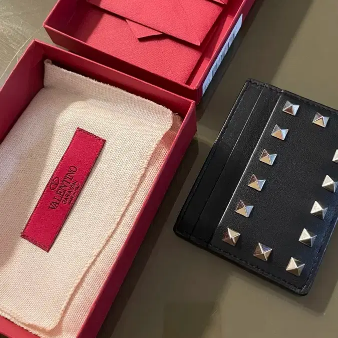 VALENTINO | 발렌티노 Valentino card wallet on Bunjang Global Site.