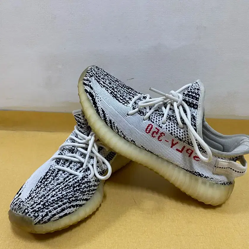 ADIDAS | 아디다스 Yeezy Boost 350 Zebra (260) on Bunjang Global Site.