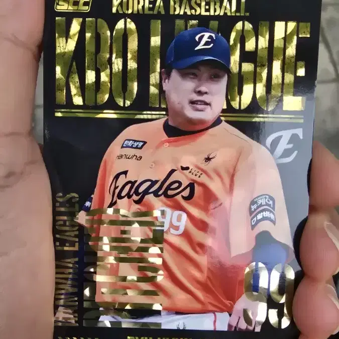 Ryu Hyun-jin KBO Gold Parallel Card on Bunjang Global Site.