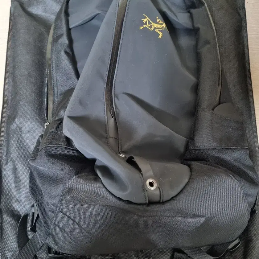 ARC'TERYX | 아크테릭스 Arc'teryx Arro 16 Black Backpack on Bunjang Global Site.