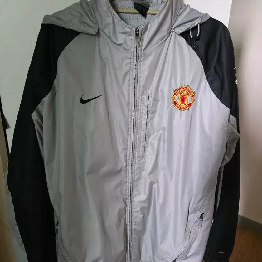 Manchester United Vodafone Windbreaker #맨유보다폰,#희귀매물 on Bunjang Global Site.
