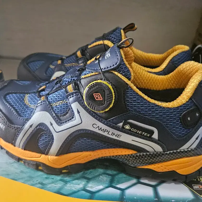 Campline Insulated Work Shoes, Size 260 (New) on Bunjang Global Site.