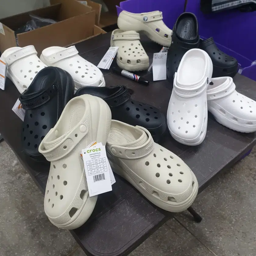 CROCS | 크록스 Crocs Height Increase White Crush Clog on Bunjang Global Site.