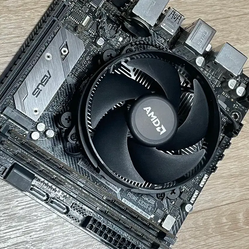 A320I-K itx + Ryzen 1700 + 16G RAM on Bunjang Global Site.