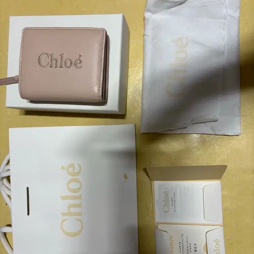 CHLOE | 끌로에 Chloe Sense Compact Wallet Pink on Bunjang Global Site.