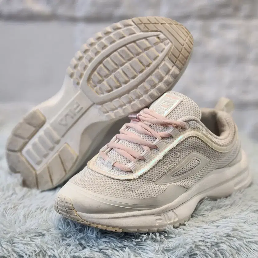 FILA | 휠라 2z-4: Fila lay Tracer Iridescent (230mm) on Bunjang Global Site.
