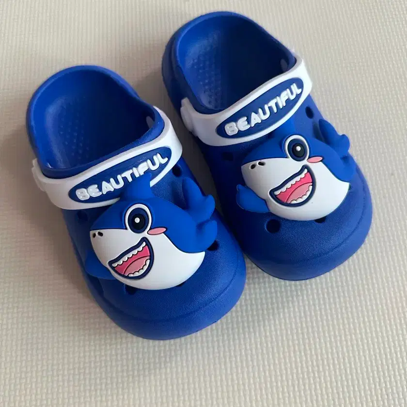 CROCS | 크록스 Baby Shark Crocs 160 New product on Bunjang Global Site.