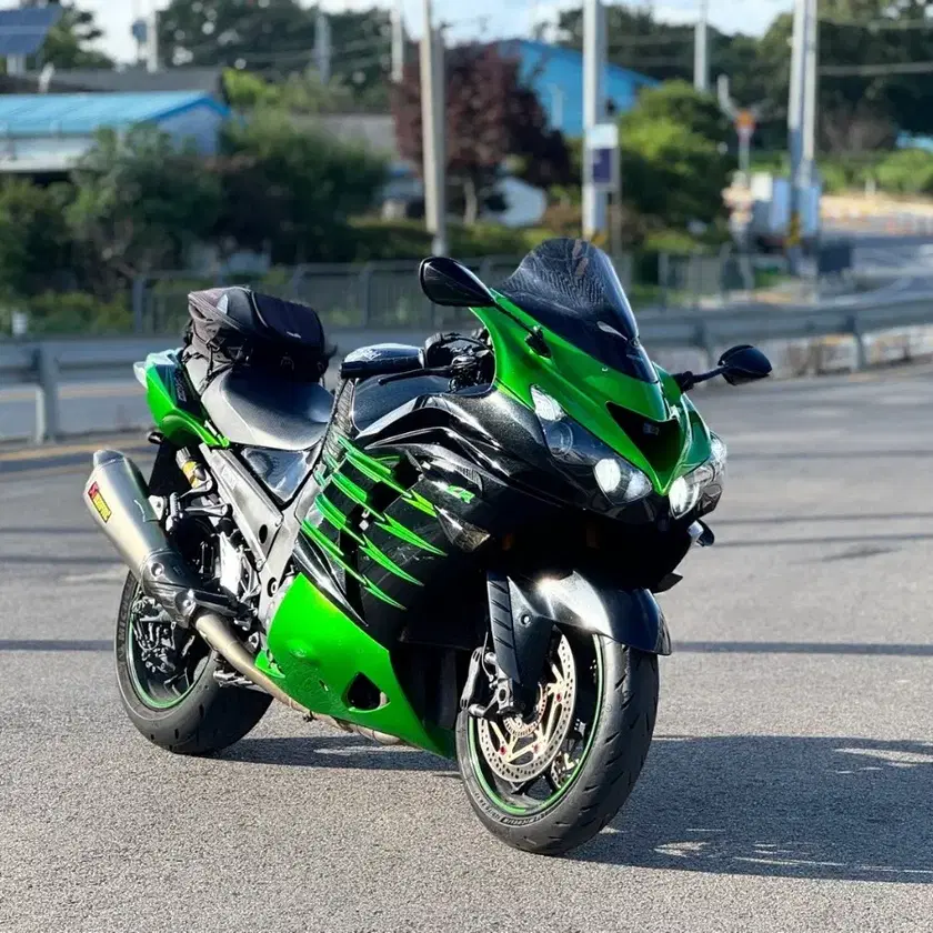 KAWASAKI | 가와사키 Selling a 2015 Kawasaki ZZR 1400. on Bunjang Global Site.