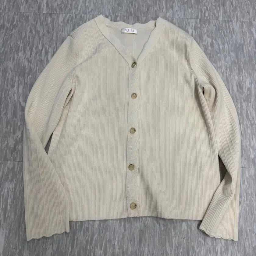 SJSJ 90 Sjsj 21SS #니트가디건,#아이보리가디건,#여성긴팔가디건,#골지가디건,#물결가디건 on Bunjang Global Site.