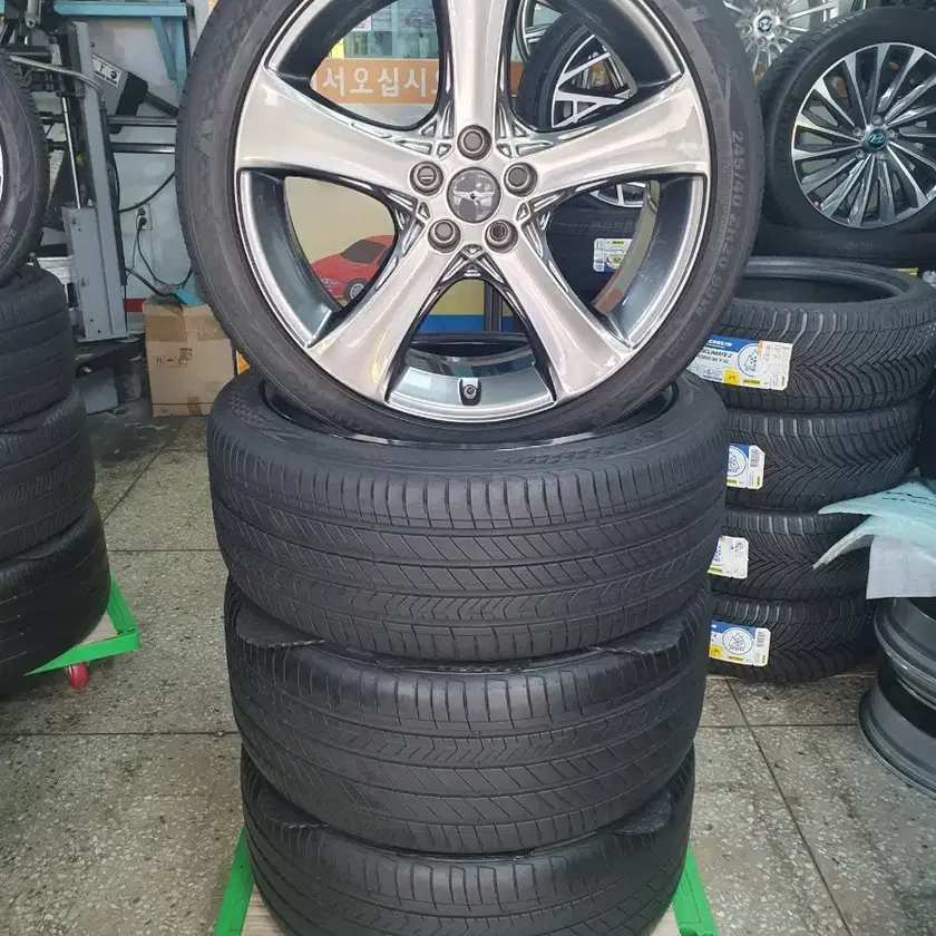 Selling G80 RG3 genuine 20-inch wheels and tires #G80,#RG3,#20인치,#부천타이어 on Bunjang Global Site.