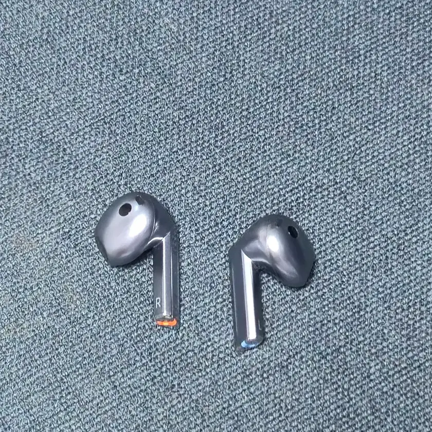 Buds 3 Silver Left & Right Earbuds #버즈3 on Bunjang Global Site.