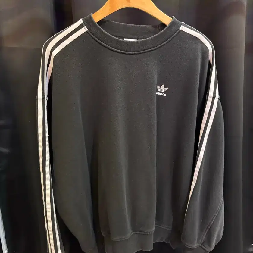ADIDAS | 아디다스 Genuine Adidas New Style Sweatshirt on Bunjang Global Site.
