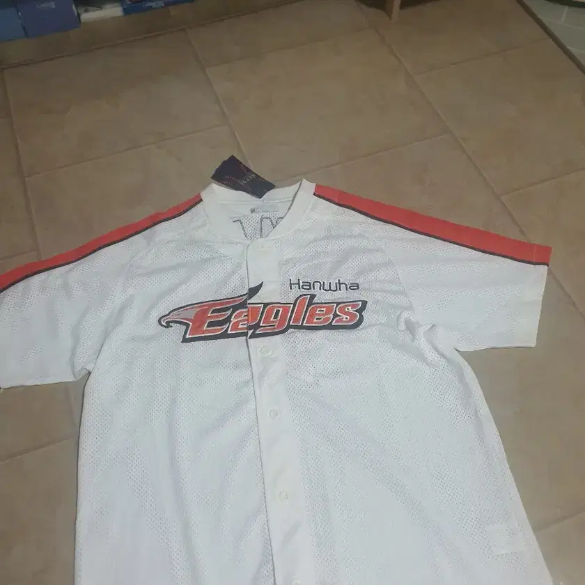 Hanwha Eagles Lee Bum-ho Player's Old Uniform on Bunjang Global Site.
