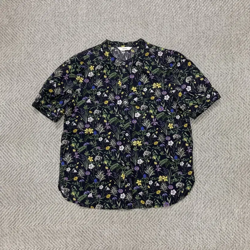 (90) HAZZYS Henley Neck Blouse #해지스,#해지스반팔,#해지스블라우스 on Bunjang Global Site.