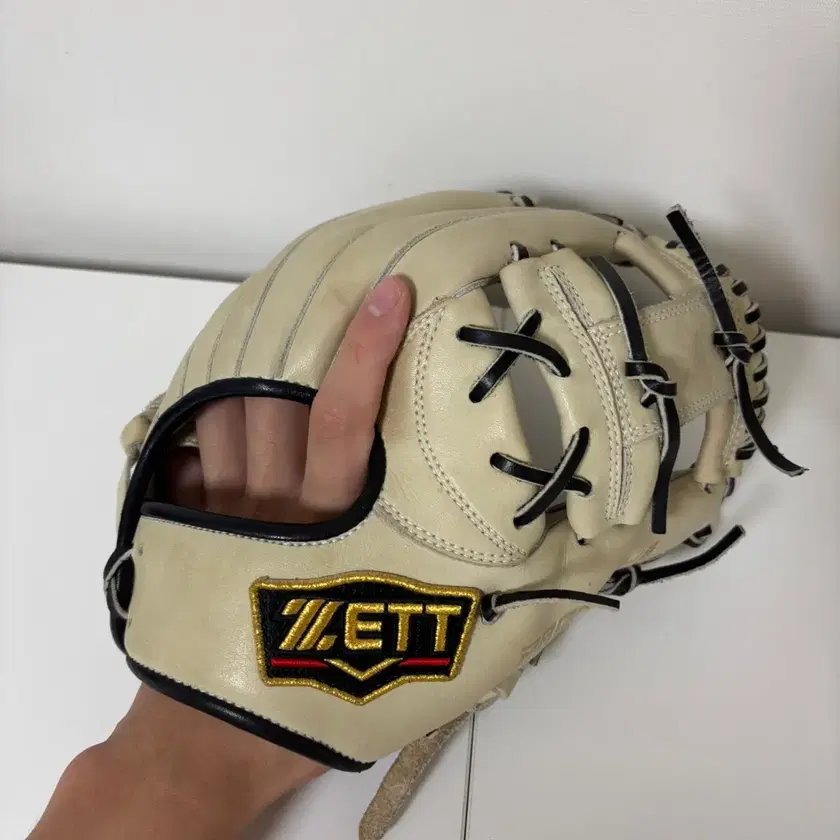 Zett Pro Status Hard Infield Glove on Bunjang Global Site.